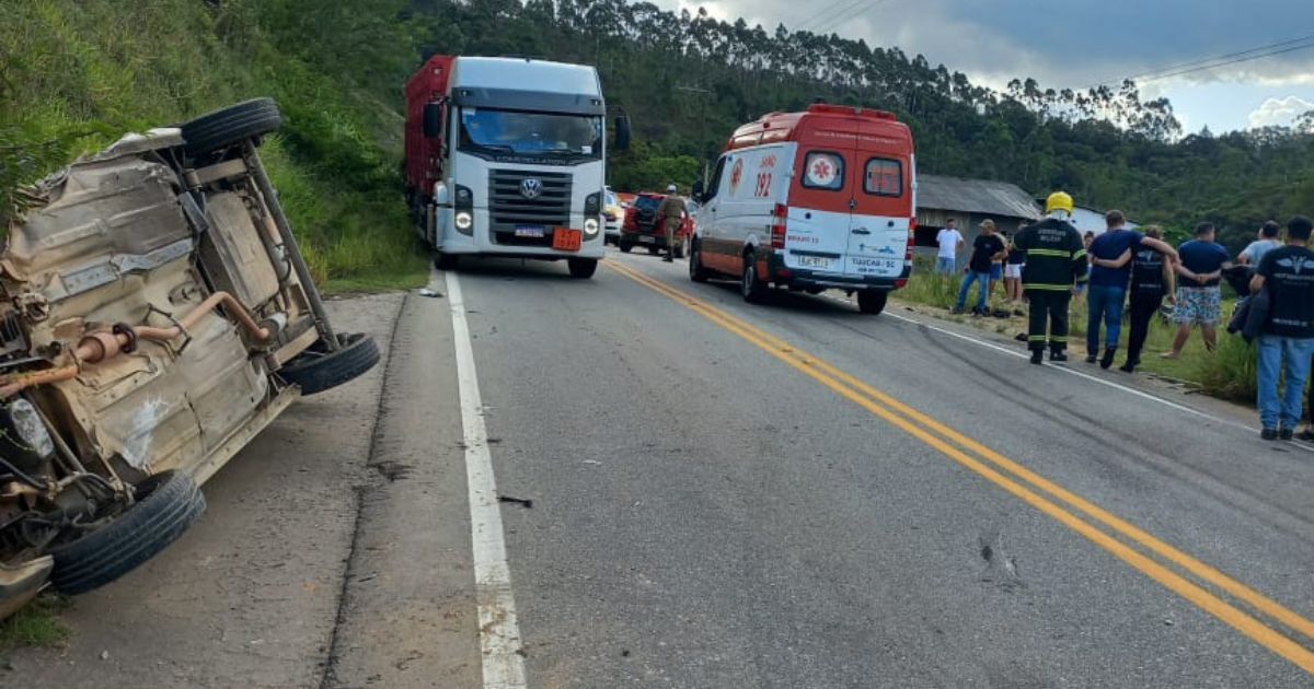 Dois homens morrem em acidente entre furgão e duas motos na Grande Florianópolis