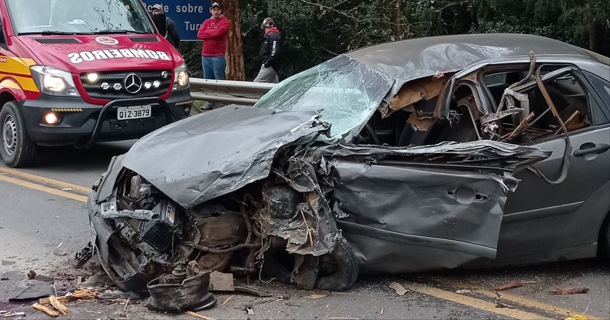 Acidente entre carro e dois caminhões deixa uma pessoa ferida na Serra Dona Francisca